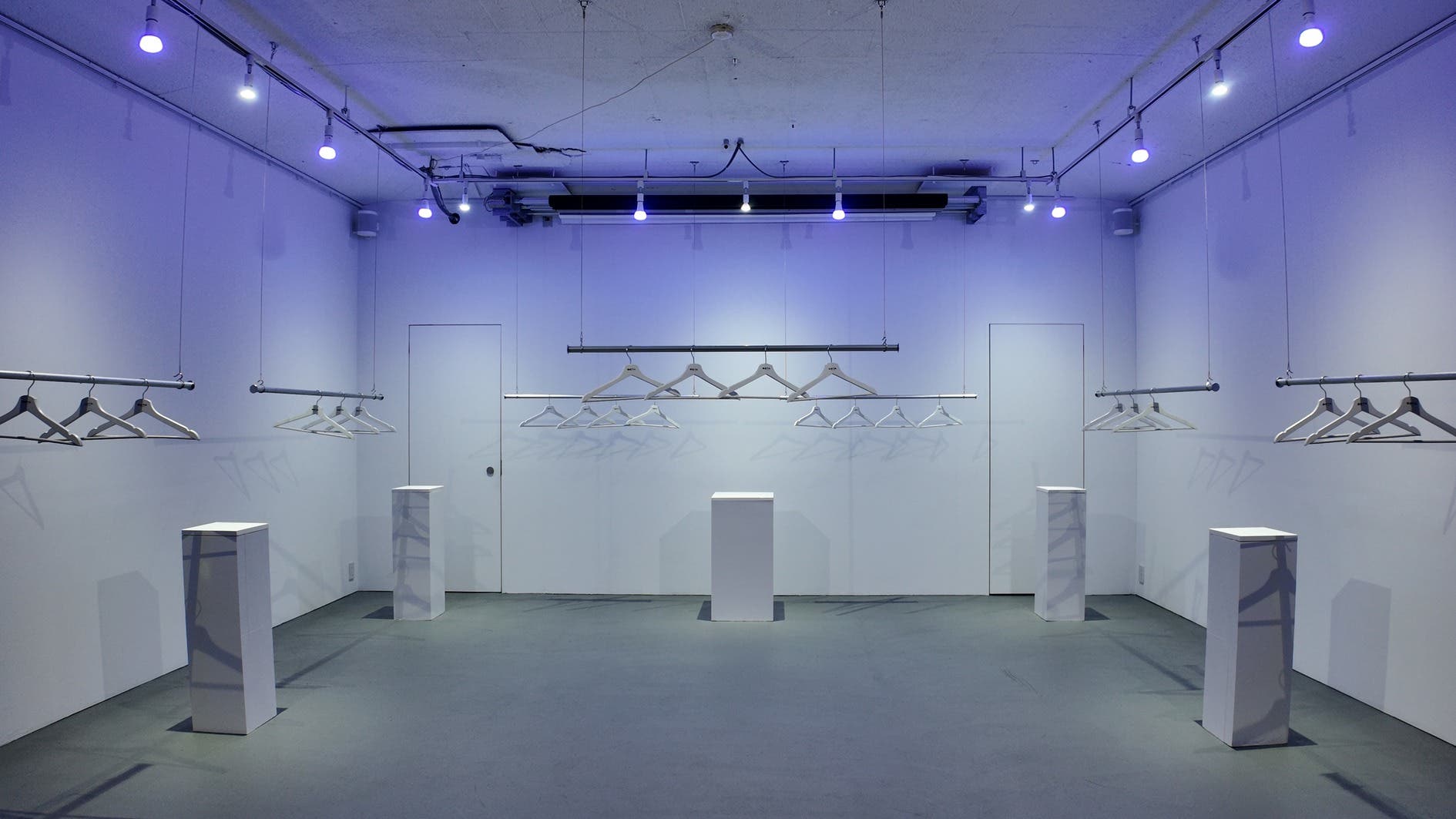 乃木坂徒歩6分/ 1F路面 / 白を基調とした正方形のシンプルなギャラリースペースの写真4