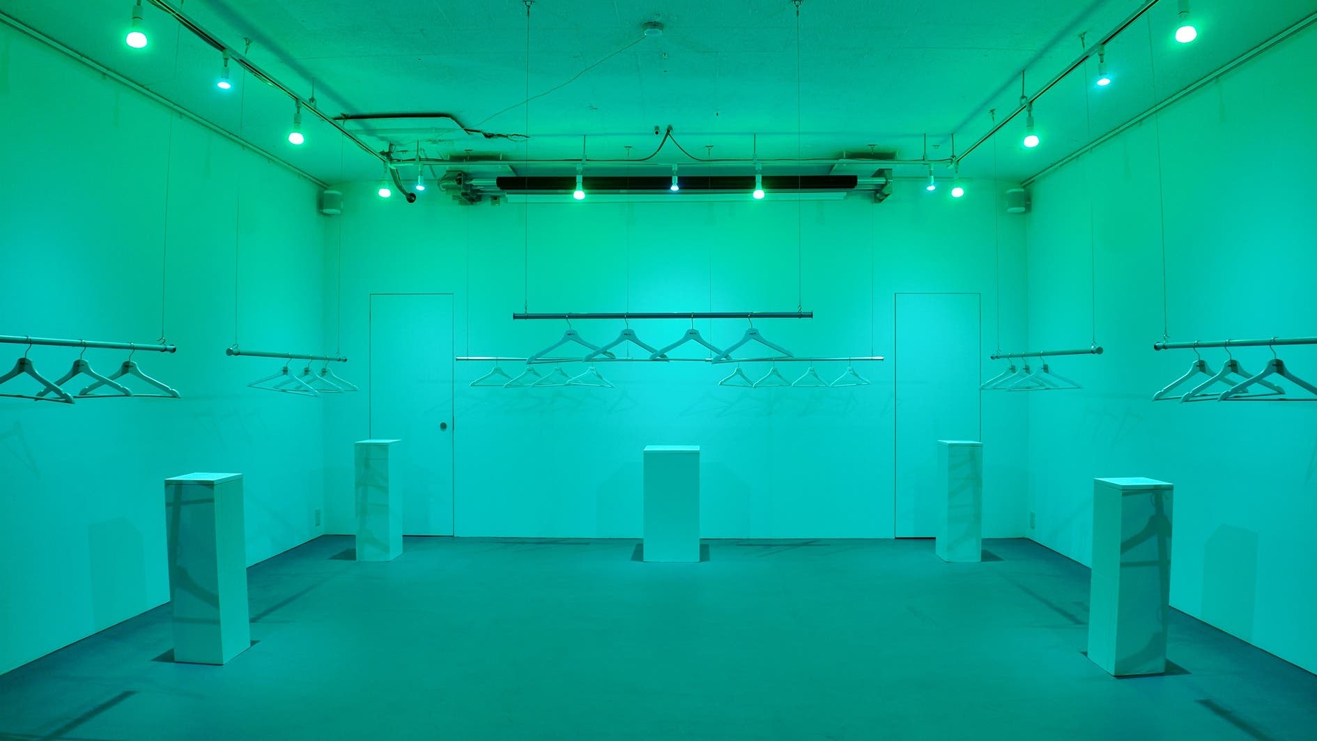 乃木坂徒歩6分/ 1F路面 / 白を基調とした正方形のシンプルなギャラリースペースの写真6