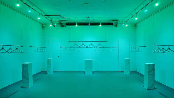 乃木坂徒歩6分/ 1F路面 / 白を基調とした正方形のシンプルなギャラリースペースの写真6