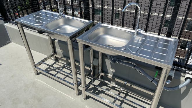 フェンスにLED照明を施した開放的な屋上プライベート空間!見晴らしも最高です!の写真3