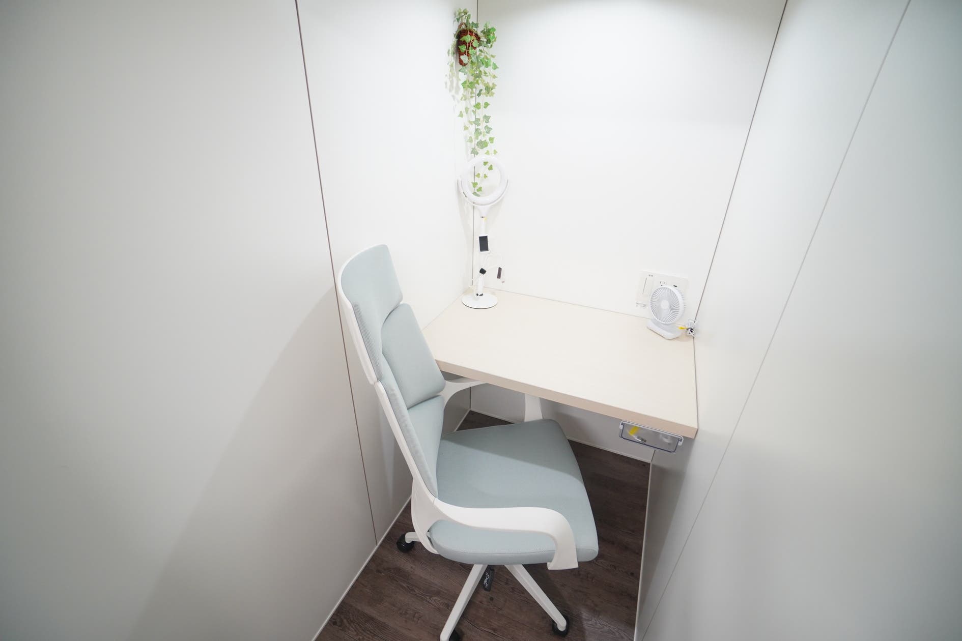 ＜ビズボ赤坂見附駅前No.6＞【換気ファン付完全個室】10番出口1分🚃光回線Wi-Fi📶電源🔌テレワーク/ZOOM/作業の写真4