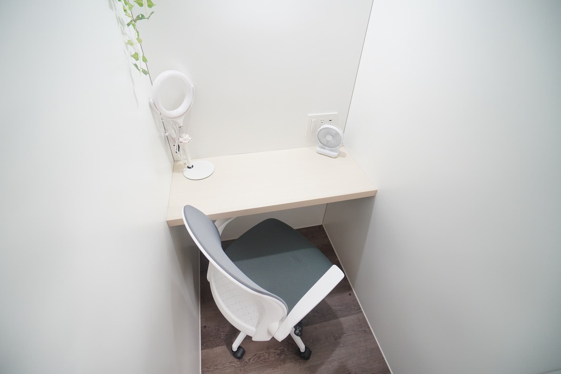 ＜ビズボ赤坂見附駅前No.2＞【換気ファン付完全個室】10番出口1分🚃光回線Wi-Fi📶電源🔌テレワーク/ZOOM/作業の写真4