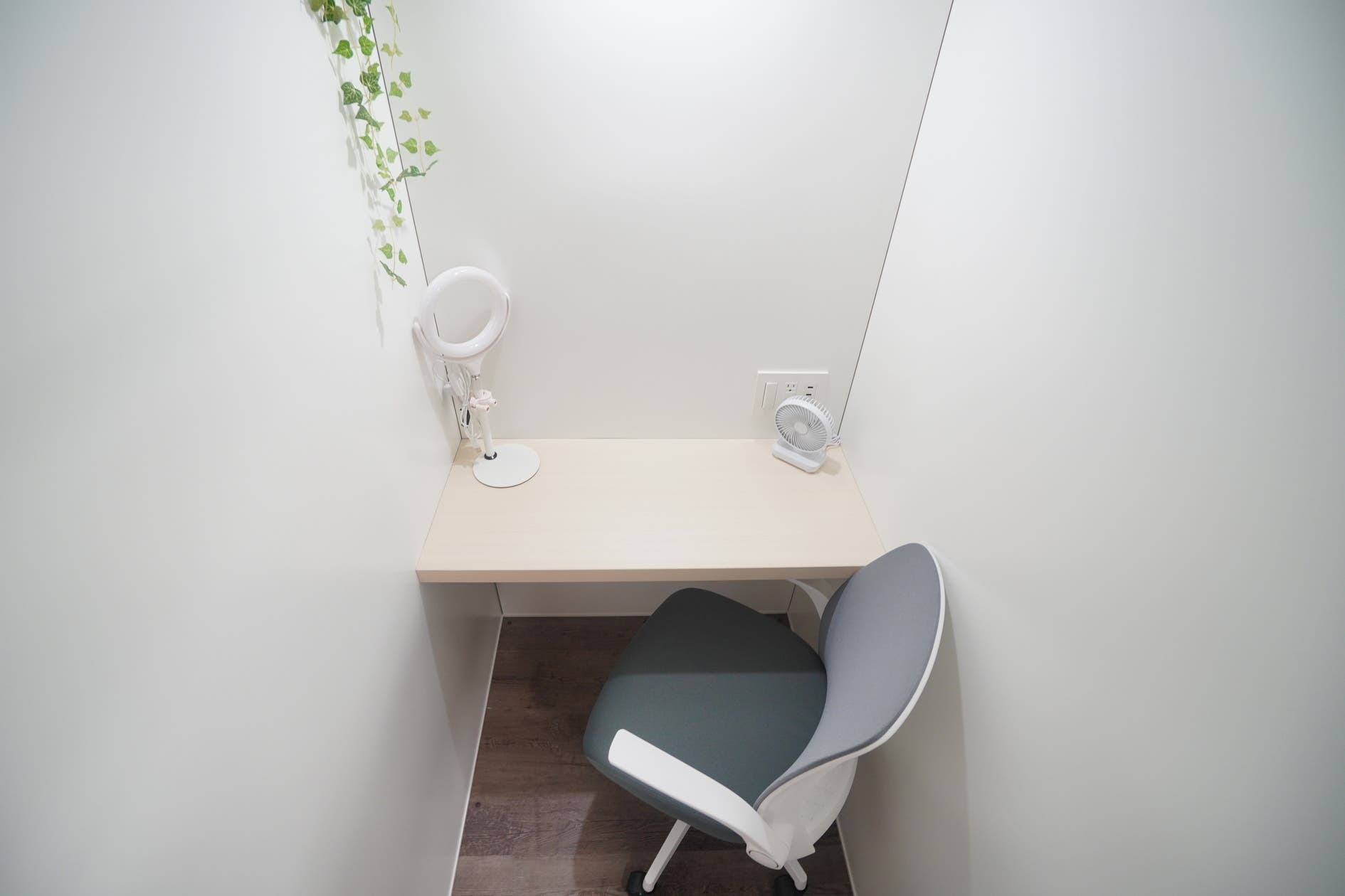 ＜ビズボ赤坂見附駅前No.2＞【換気ファン付完全個室】10番出口1分🚃光回線Wi-Fi📶電源🔌テレワーク/ZOOM/作業の写真5