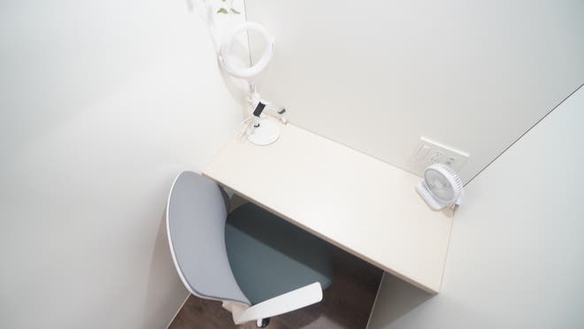 <ビズボ赤坂見附駅前No.3>【換気ファン付完全個室】10番出口1分🚃光回線Wi-Fi📶電源🔌テレワーク/ZOOM/作業の写真1