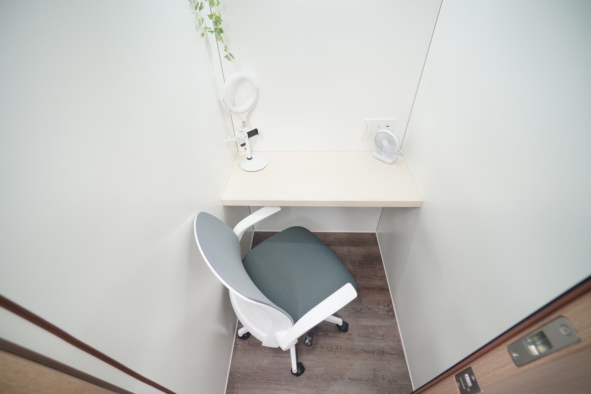 ＜ビズボ赤坂見附駅前No.3＞【換気ファン付完全個室】10番出口1分🚃光回線Wi-Fi📶電源🔌テレワーク/ZOOM/作業の写真4