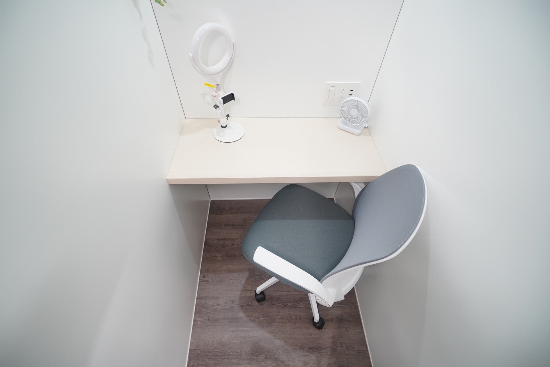 ＜ビズボ赤坂見附駅前No.4＞【換気ファン付完全個室】10番出口1分🚃光回線Wi-Fi📶電源🔌テレワーク/ZOOM/作業の写真4