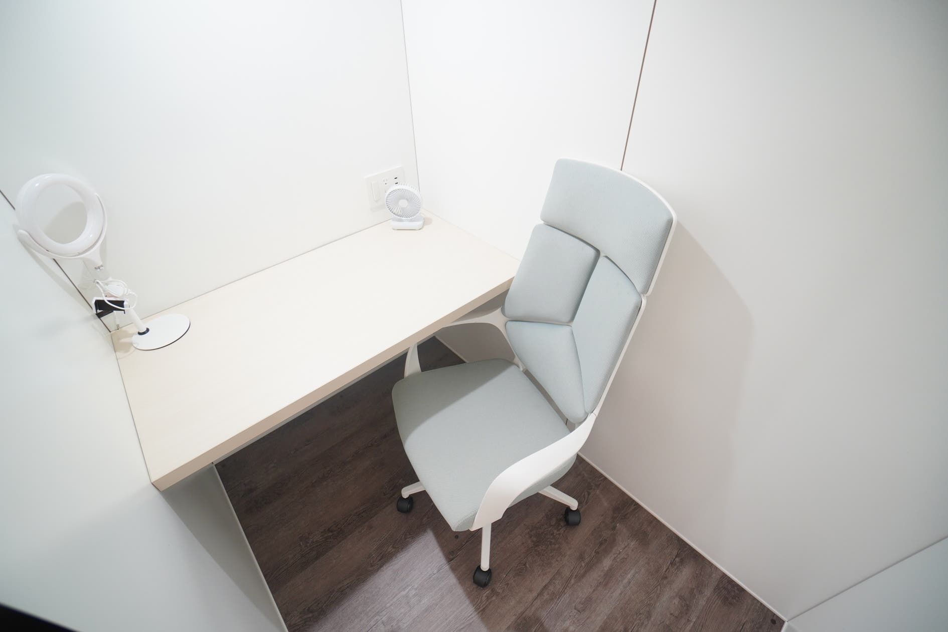 ＜ビズボ赤坂見附駅前No.5＞【換気ファン付完全個室】10番出口1分🚃光回線Wi-Fi📶電源🔌テレワーク/ZOOM/作業の写真4