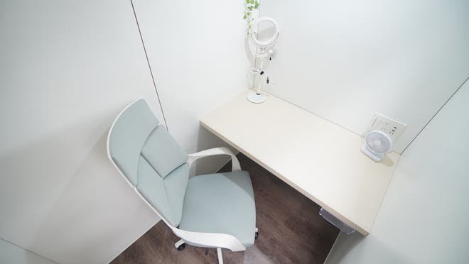 <ビズボ赤坂見附駅前No.7>【換気ファン付完全個室】10番出口1分🚃光回線Wi-Fi📶電源🔌テレワーク/ZOOM/作業の写真1