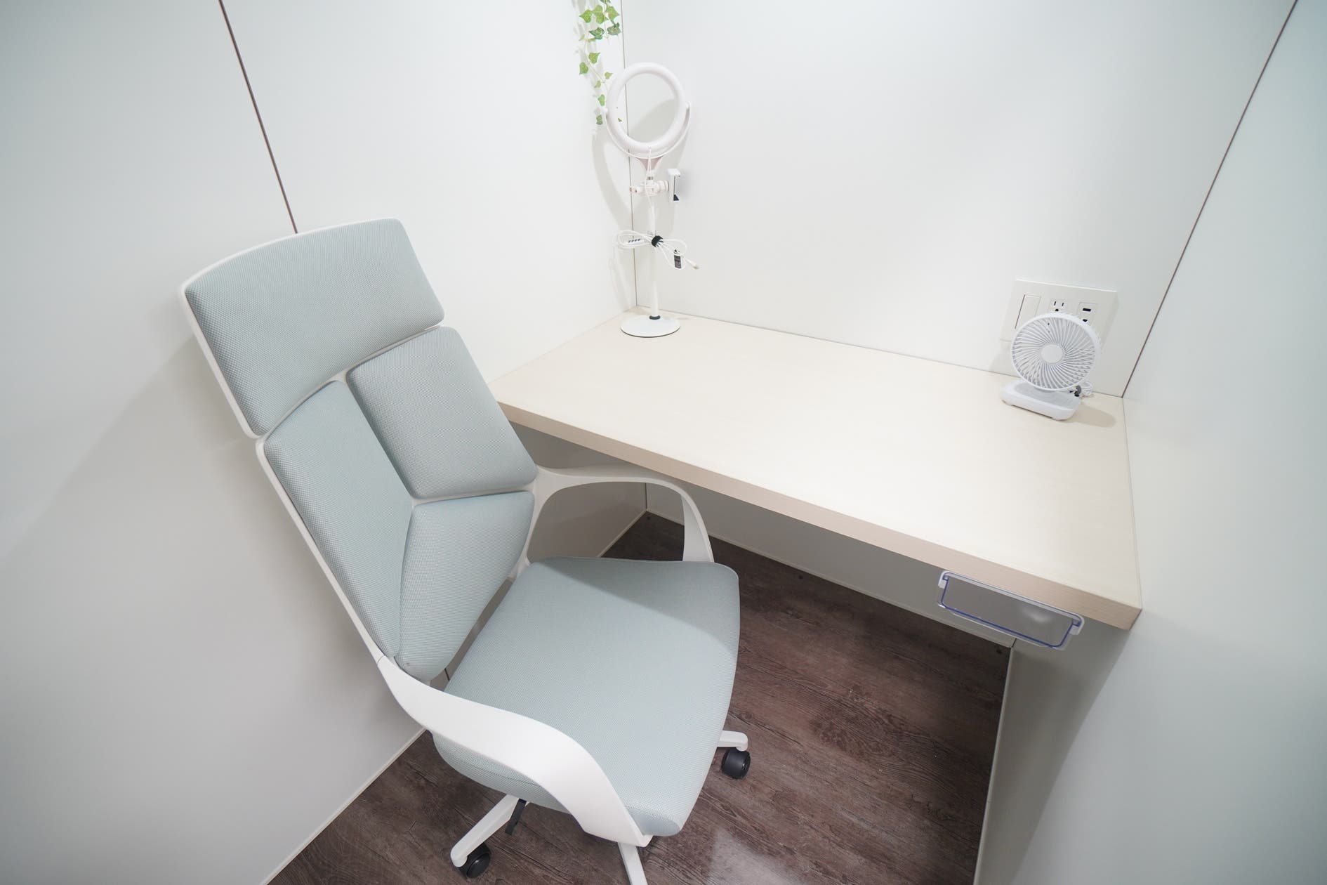 ＜ビズボ赤坂見附駅前No.7＞【換気ファン付完全個室】10番出口1分🚃光回線Wi-Fi📶電源🔌テレワーク/ZOOM/作業の写真4