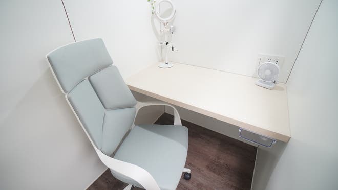 <ビズボ赤坂見附駅前No.7>【換気ファン付完全個室】10番出口1分🚃光回線Wi-Fi📶電源🔌テレワーク/ZOOM/作業の写真4