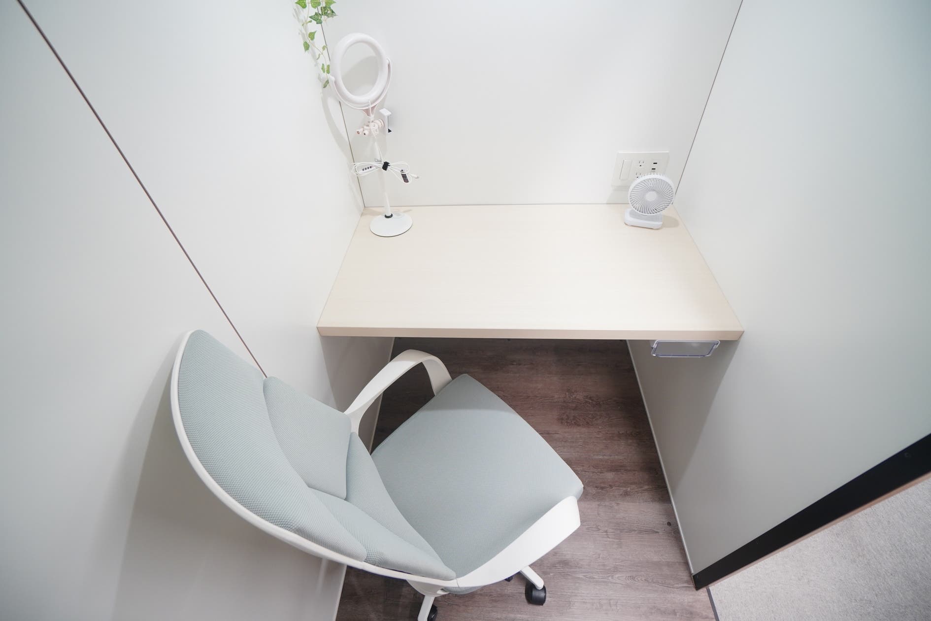 ＜ビズボ赤坂見附駅前No.7＞【換気ファン付完全個室】10番出口1分🚃光回線Wi-Fi📶電源🔌テレワーク/ZOOM/作業の写真5