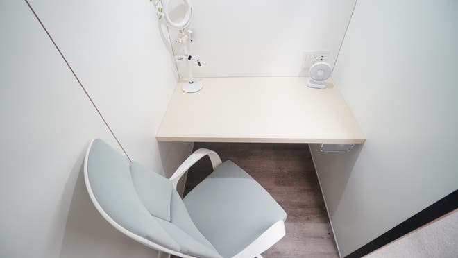 <ビズボ赤坂見附駅前No.7>【換気ファン付完全個室】10番出口1分🚃光回線Wi-Fi📶電源🔌テレワーク/ZOOM/作業の写真5