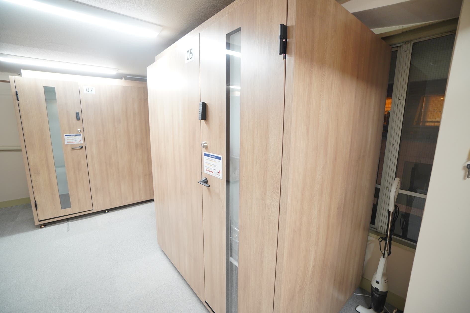 ＜ビズボ赤坂見附駅前No.3＞【換気ファン付完全個室】10番出口1分🚃光回線Wi-Fi📶電源🔌テレワーク/ZOOM/作業の写真6