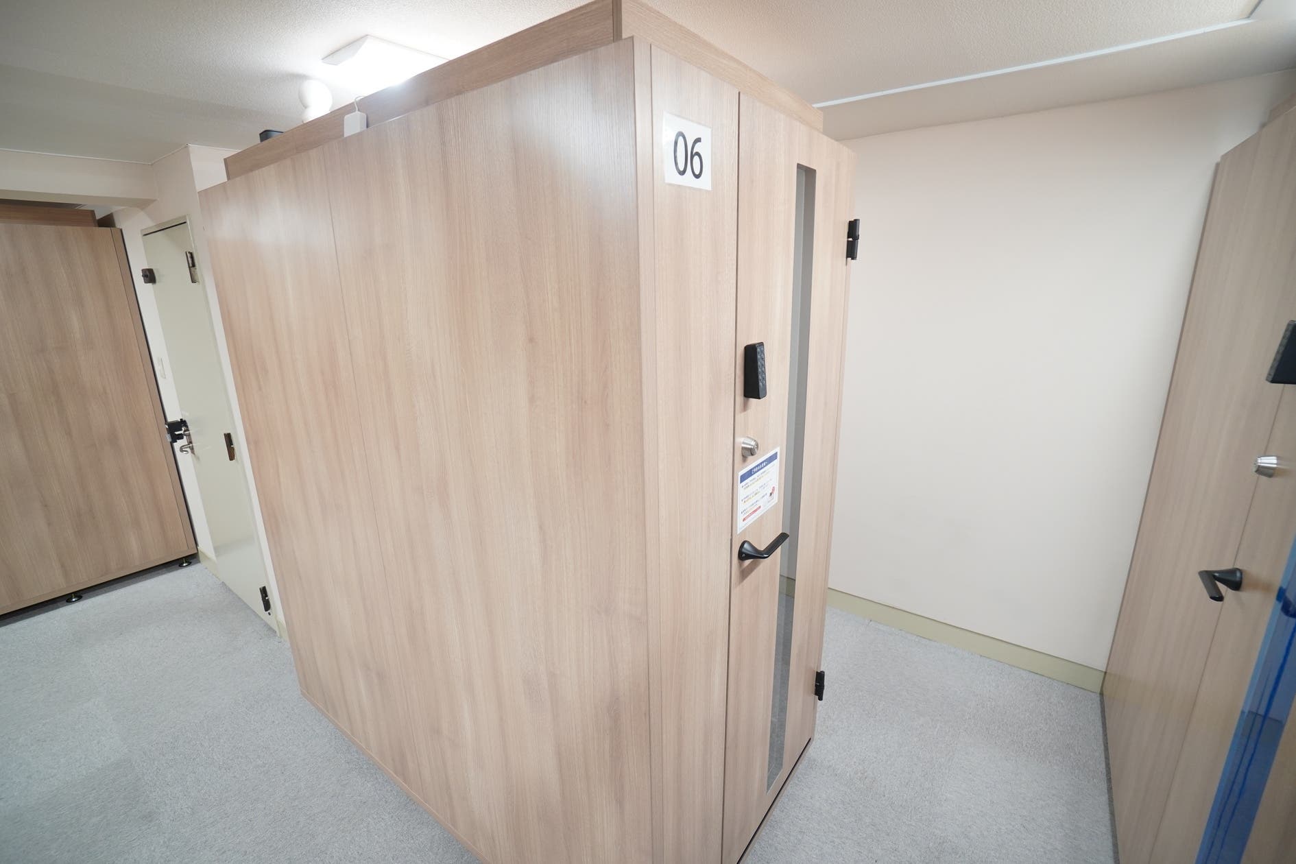 ＜ビズボ赤坂見附駅前No.3＞【換気ファン付完全個室】10番出口1分🚃光回線Wi-Fi📶電源🔌テレワーク/ZOOM/作業の写真7