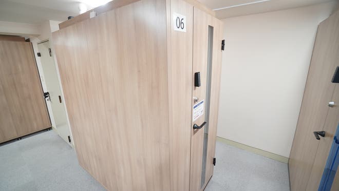 <ビズボ赤坂見附駅前No.3>【換気ファン付完全個室】10番出口1分🚃光回線Wi-Fi📶電源🔌テレワーク/ZOOM/作業の写真7