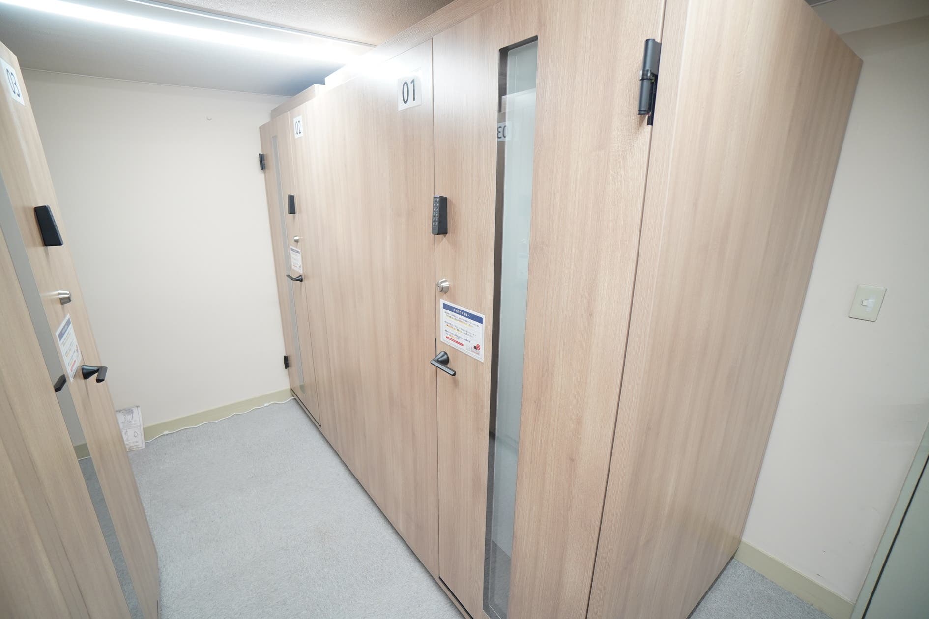 ＜ビズボ赤坂見附駅前No.7＞【換気ファン付完全個室】10番出口1分🚃光回線Wi-Fi📶電源🔌テレワーク/ZOOM/作業の写真6