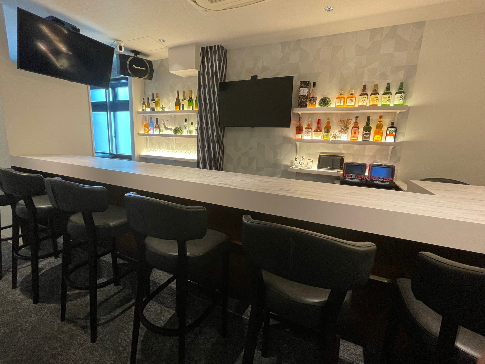 【新宿から電車で10分！】荻窪駅1分★カラオケBAR♬リピート多数！！白くて綺麗な内装で高級感がありピカピカです✨の写真11