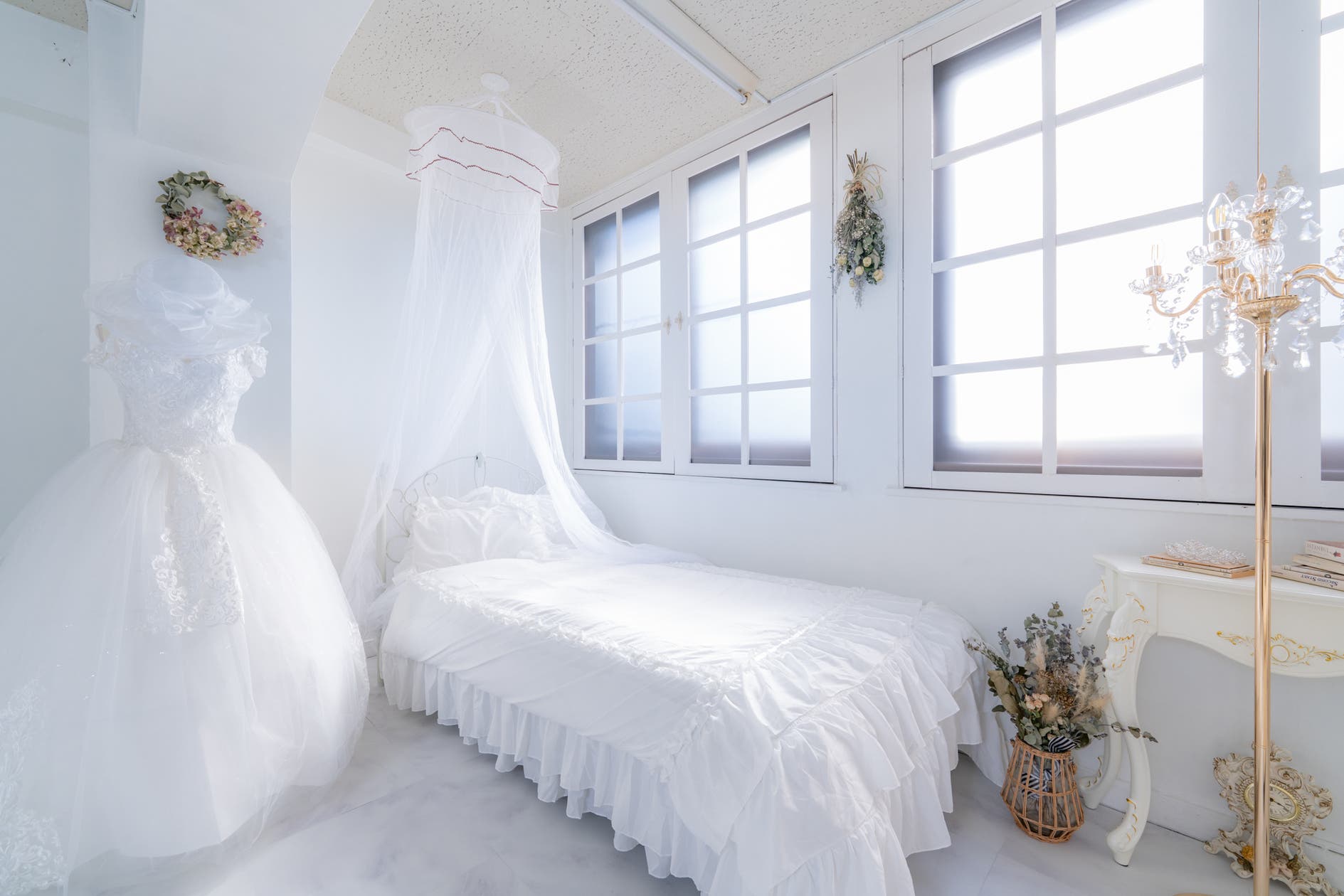 【花溢れる白の世界】大型ドライフラワー・かすみ草｜天蓋ベッド｜猫足バスタブ｜階段｜撮影機材無料の写真5