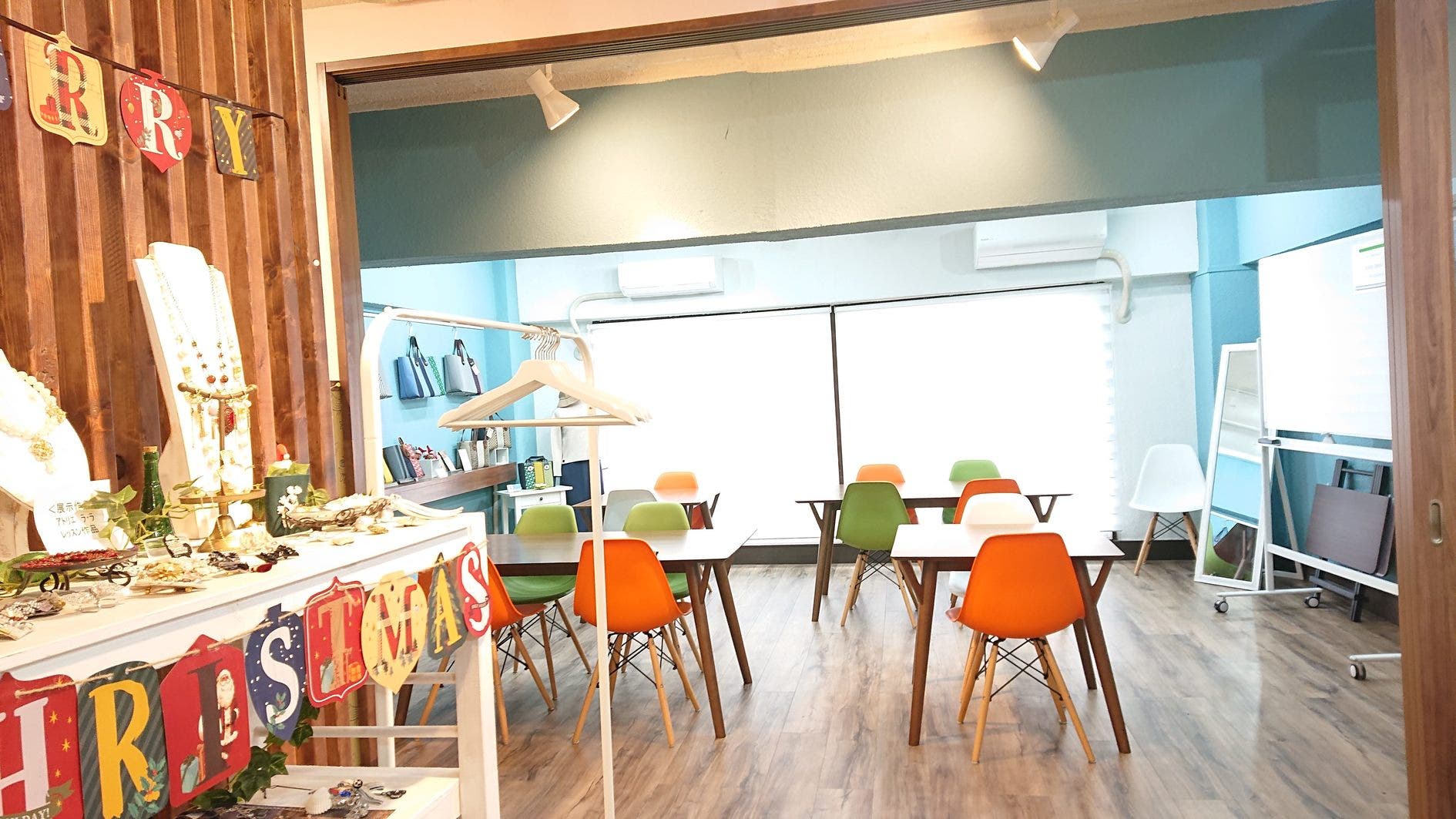 【御堂筋線江坂駅徒歩５分！２０名利用可！】Wi-Fi無料　綺麗でおしゃれな室内　南向きの明るいスペースの写真4