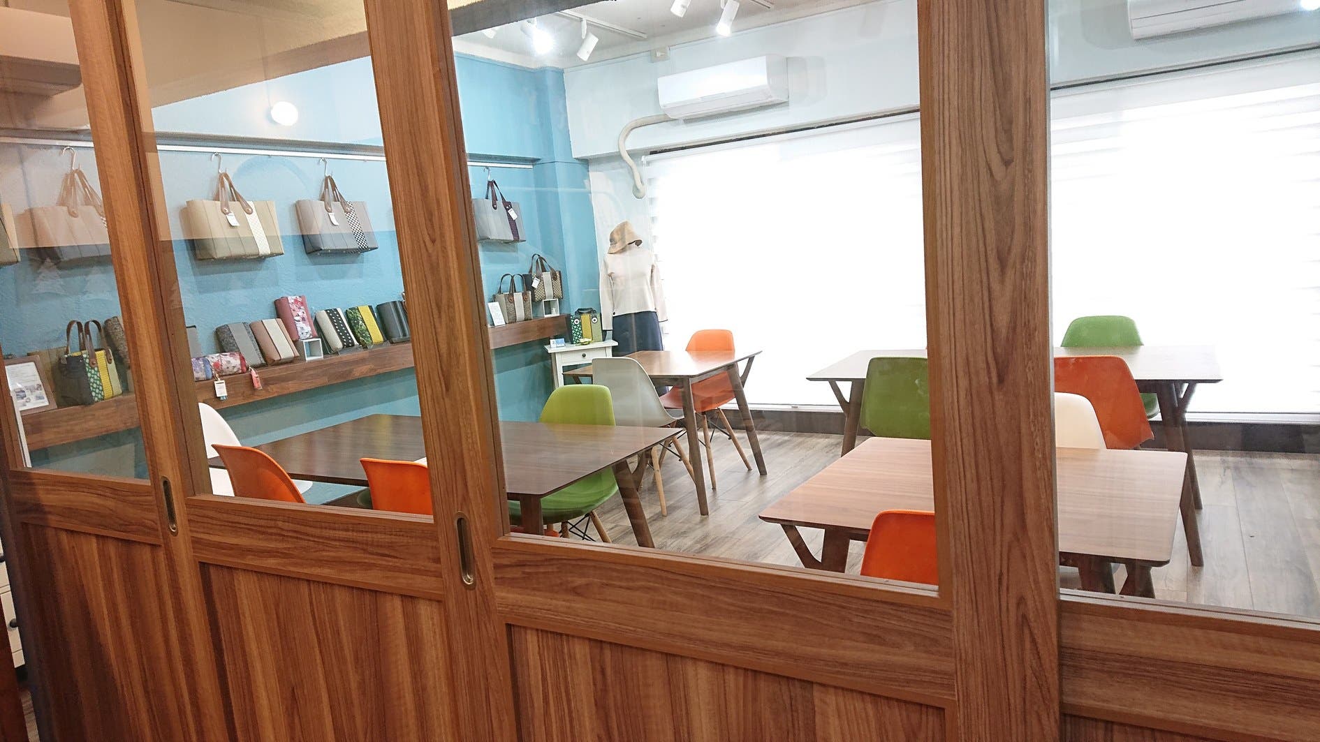 【御堂筋線江坂駅徒歩５分！２０名利用可！】Wi-Fi無料　綺麗でおしゃれな室内　南向きの明るいスペースの写真5