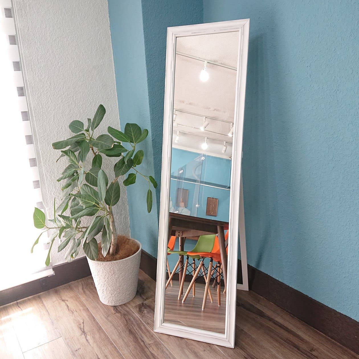 【御堂筋線江坂駅徒歩５分！２０名利用可！】Wi-Fi無料　綺麗でおしゃれな室内　南向きの明るいスペースの写真8