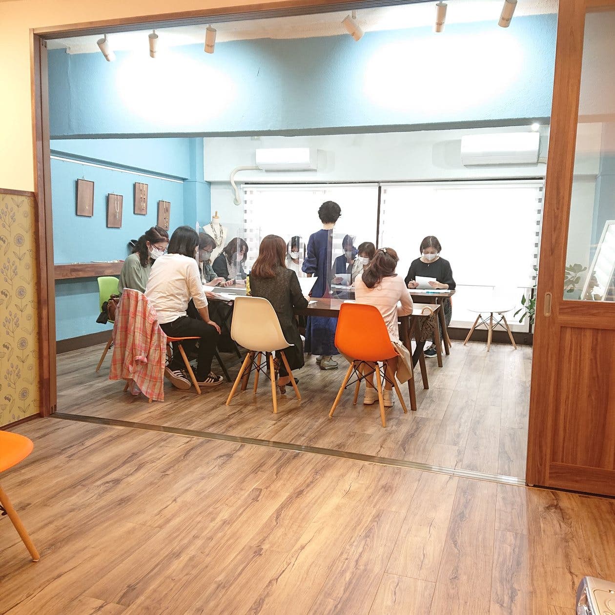 【御堂筋線江坂駅徒歩５分！２０名利用可！】Wi-Fi無料　綺麗でおしゃれな室内　南向きの明るいスペースの写真9