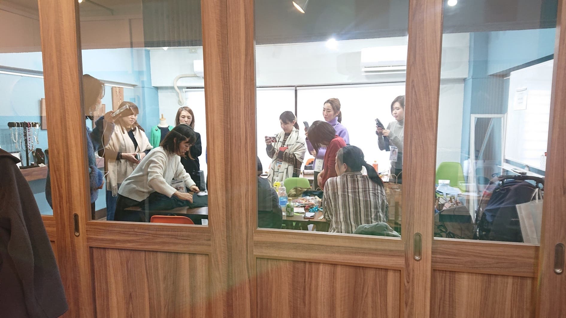 【御堂筋線江坂駅徒歩５分！２０名利用可！】Wi-Fi無料　綺麗でおしゃれな室内　南向きの明るいスペースの写真10