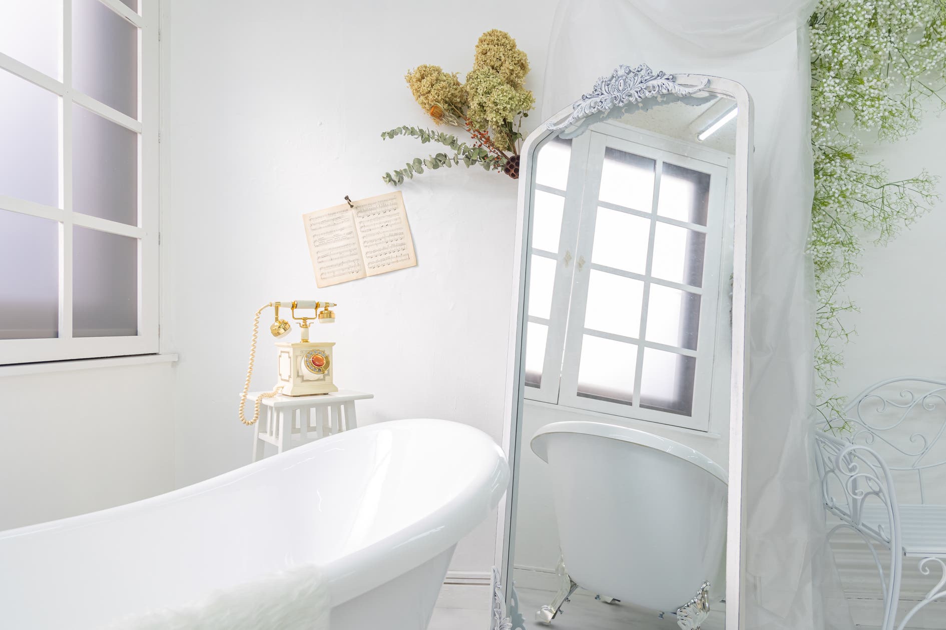 【花溢れる白の世界】大型ドライフラワー・かすみ草｜天蓋ベッド｜猫足バスタブ｜階段｜撮影機材無料の写真21