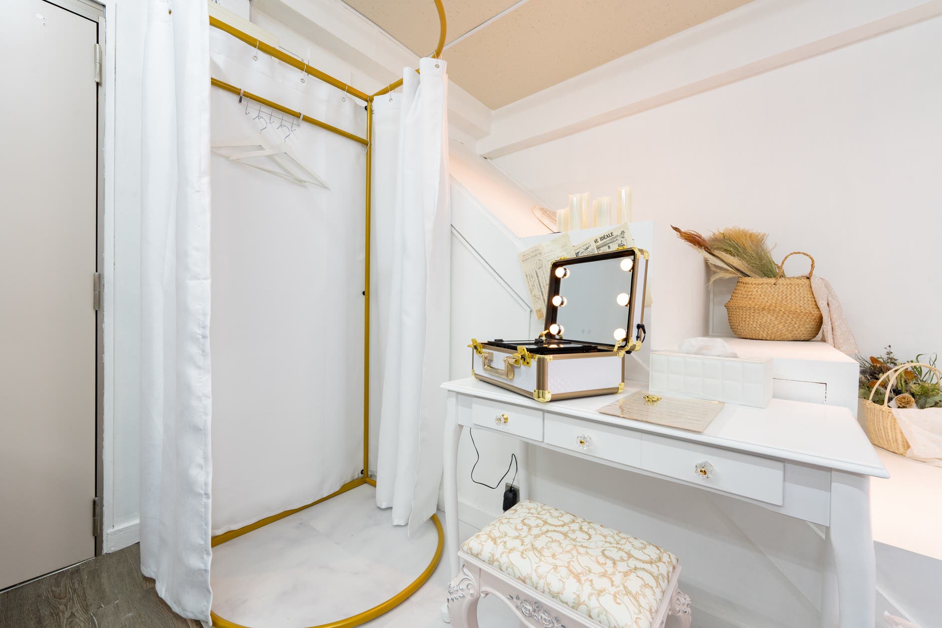 【花溢れる白の世界】大型ドライフラワー・かすみ草｜天蓋ベッド｜猫足バスタブ｜階段｜撮影機材無料の写真13