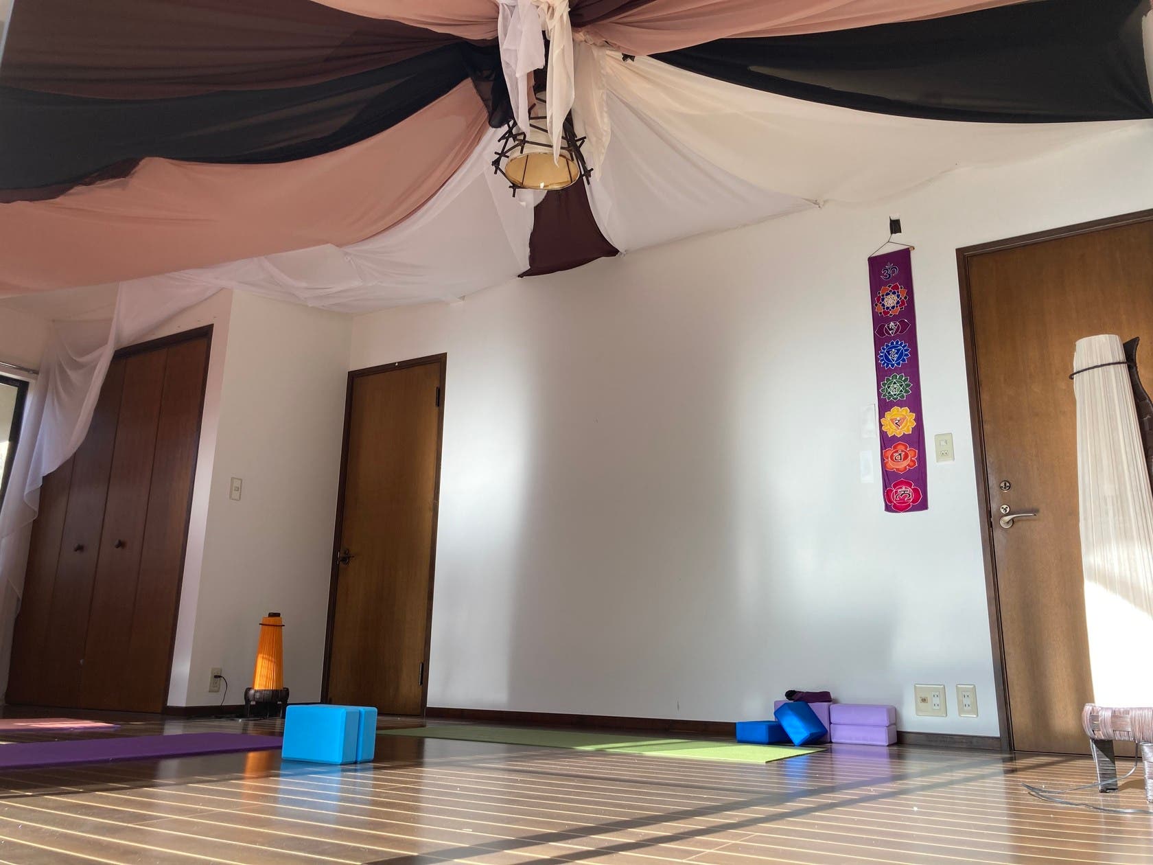 ヨガマット、マッサージ台等完備！広々した庭と日差しが気持ち良い海まで徒歩15分の多目的スタジオ・スペース！の写真2