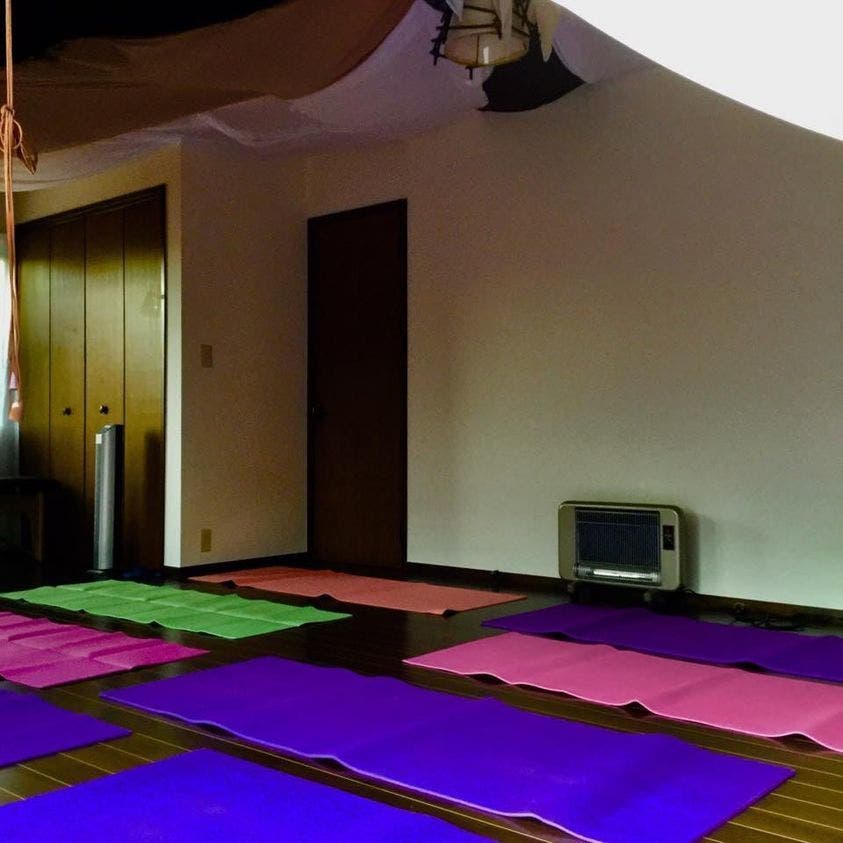 ヨガマット、マッサージ台等完備！広々した庭と日差しが気持ち良い海まで徒歩15分の多目的スタジオ・スペース！の写真3