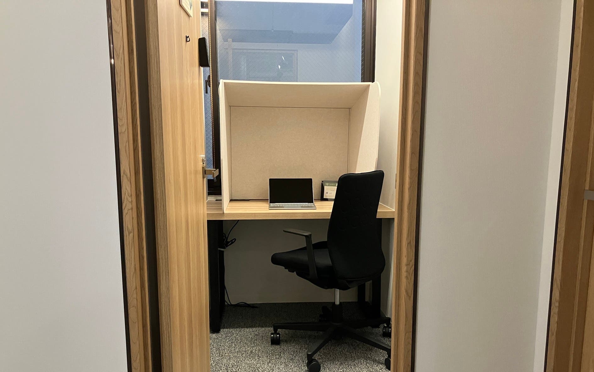 【高田馬場駅徒歩3分】1人用ワークスペース🌼Wi-Fi・吸音仕切 完備🌼✨Web会議/テレワーク/ウェビナー✨ の写真4