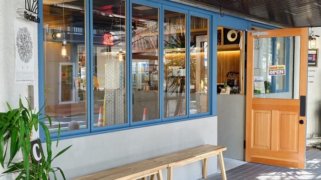 乃木坂徒歩6分/ 1F路面 / カフェカウンターのある展示スペースの写真1