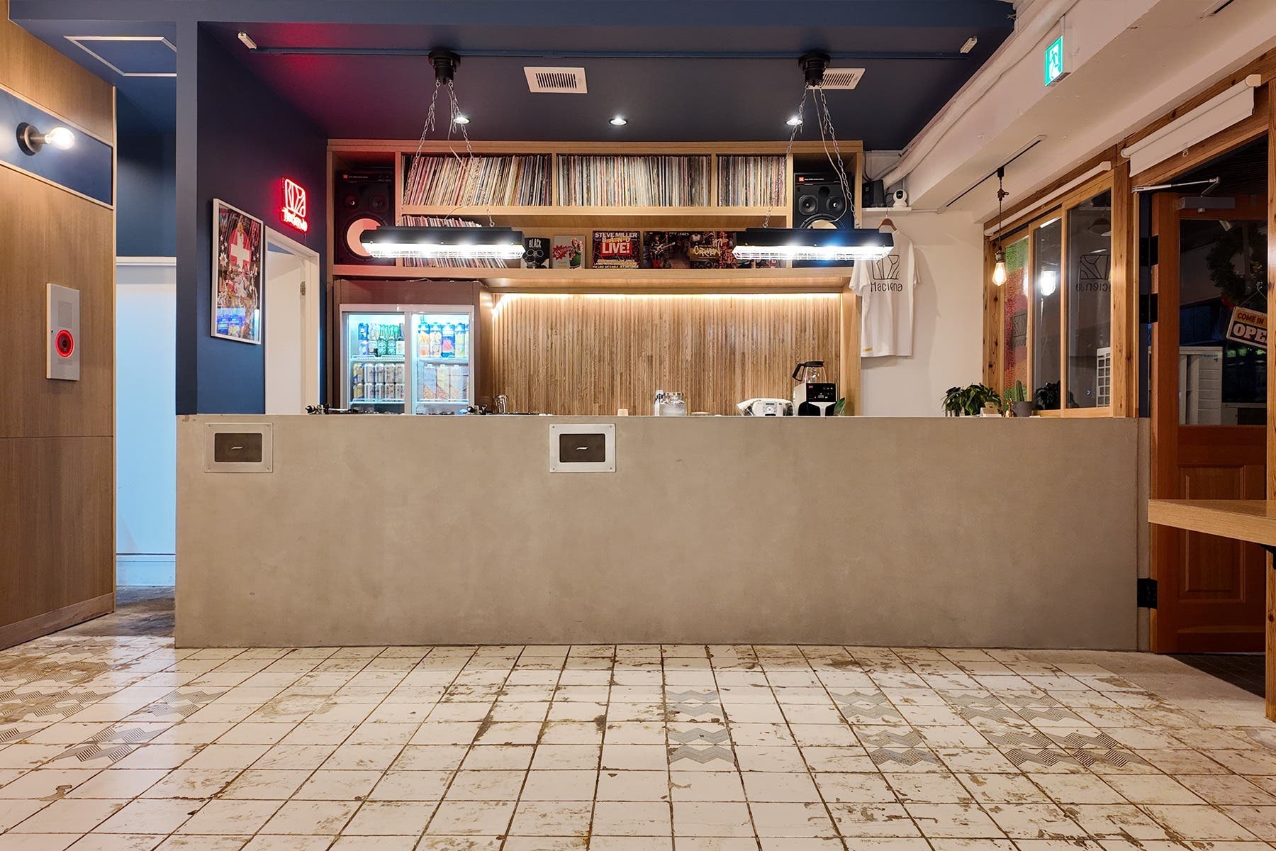 乃木坂徒歩6分/ 1F路面 / カフェカウンターのある展示スペースの写真5