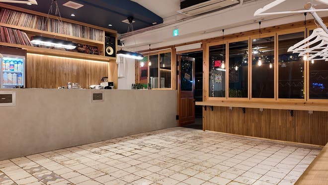 乃木坂徒歩6分/ 1F路面 / カフェカウンターのある展示スペースの写真6