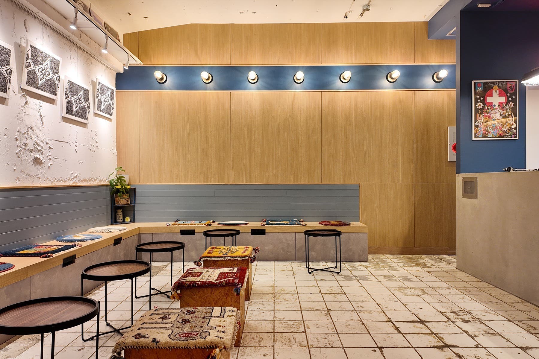 乃木坂徒歩6分/ 1F路面 / カフェカウンターのある展示スペースの写真9