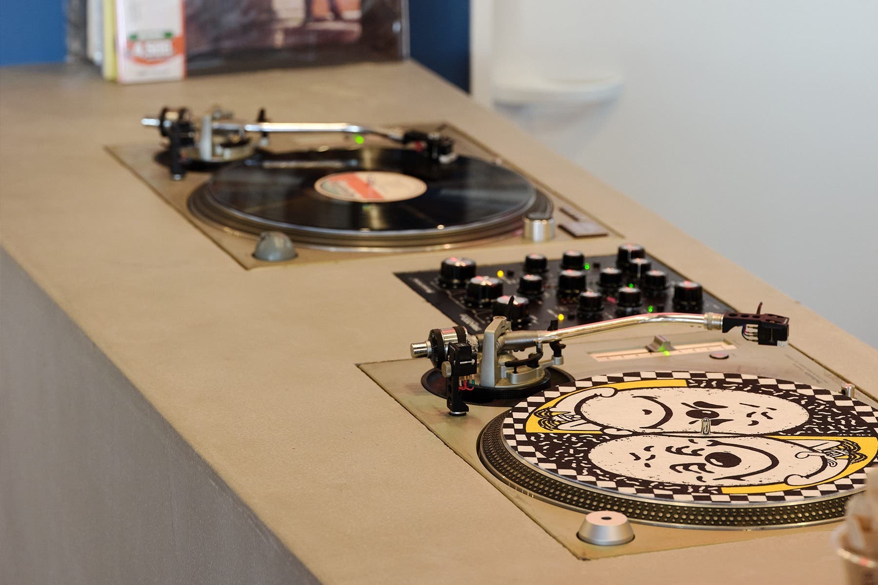 乃木坂徒歩6分/ 1F路面 / カフェカウンターのある展示スペースの写真11