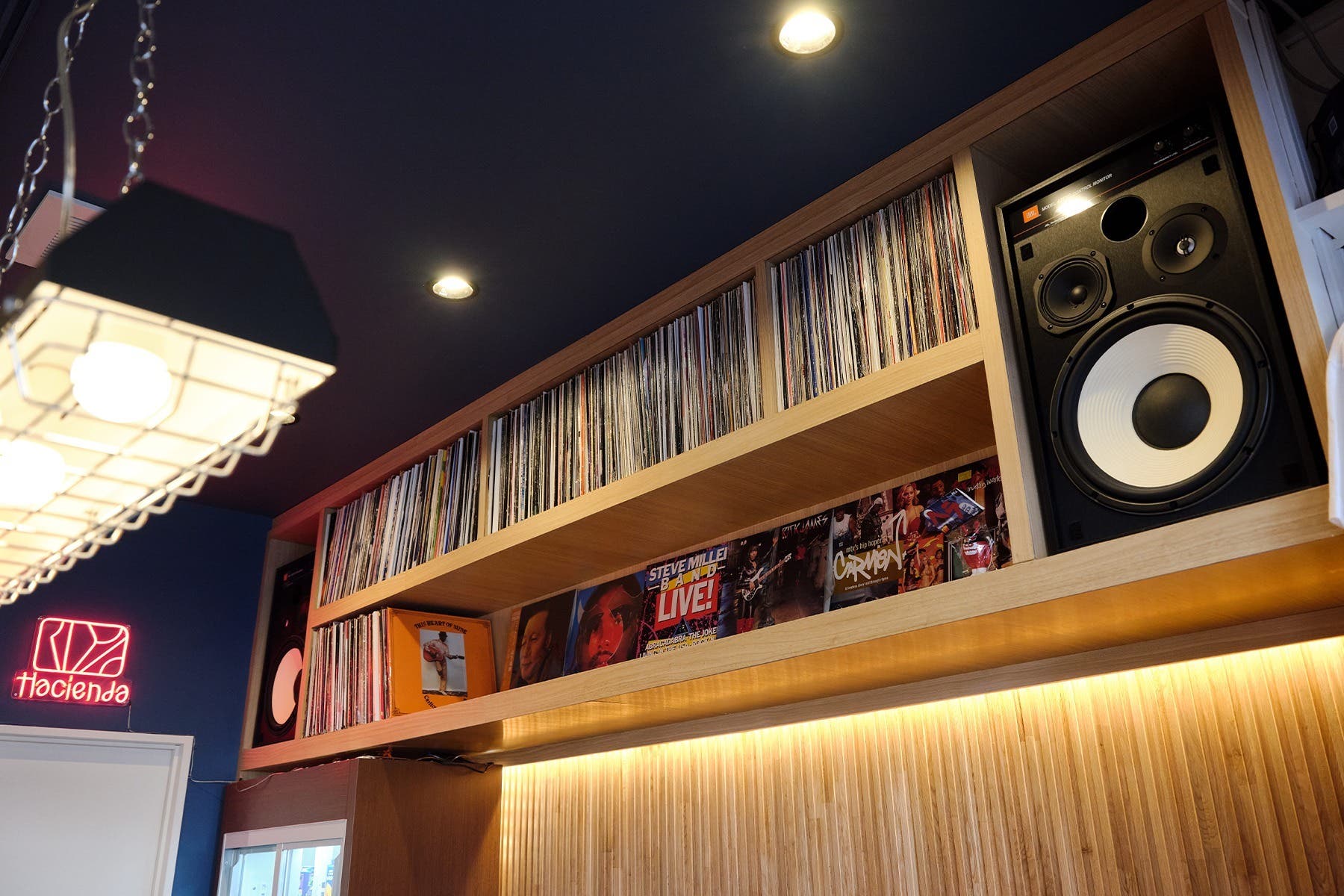 乃木坂徒歩6分/ 1F路面 / カフェカウンターのある展示スペースの写真12