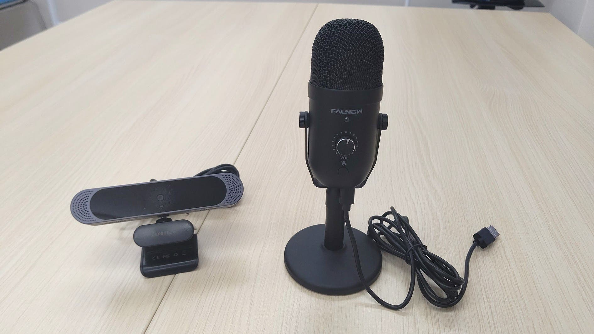 「デュアルマイクを内蔵している4Kカメラ」と「単一指向性・高音質コンデンサーマイク」の1setの画像1