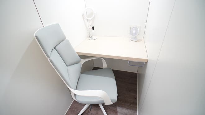 <ビズボ神田南口No.1>【換気ファン付完全個室】神田駅徒歩2分🚃光回線Wi-Fi📶電源🔌テレワーク/作業の写真1