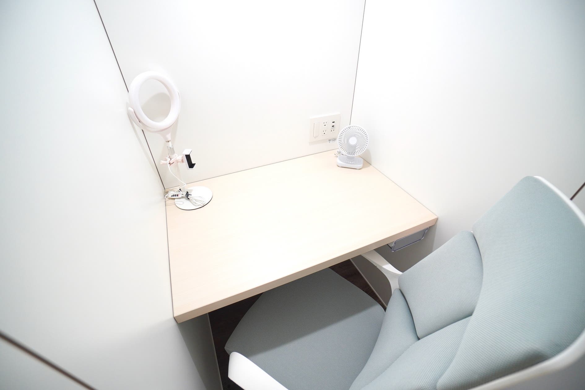 ＜ビズボ神田南口No.1＞【換気ファン付完全個室】神田駅徒歩2分🚃光回線Wi-Fi📶電源🔌テレワーク/作業の写真4