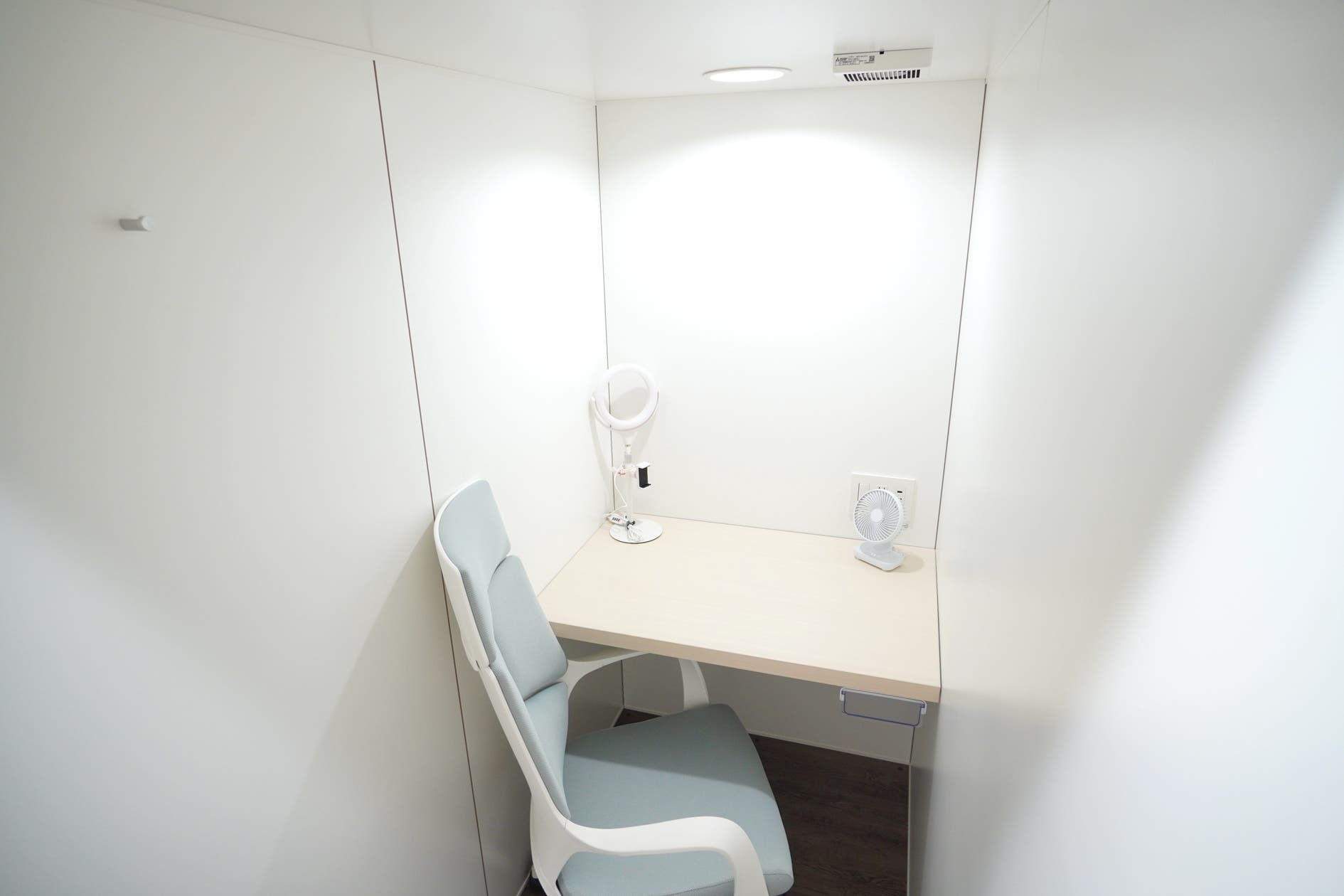 ＜ビズボ神田南口No.1＞【換気ファン付完全個室】神田駅徒歩2分🚃光回線Wi-Fi📶電源🔌テレワーク/作業の写真5