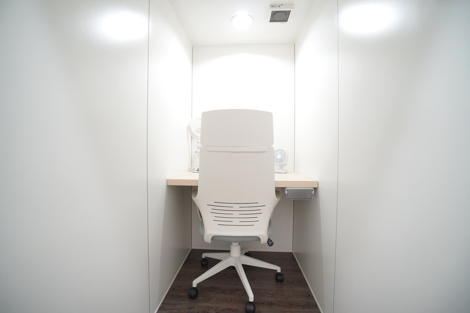 ＜ビズボ神田南口No.1＞【換気ファン付完全個室】神田駅徒歩2分🚃光回線Wi-Fi📶電源🔌テレワーク/作業の写真6