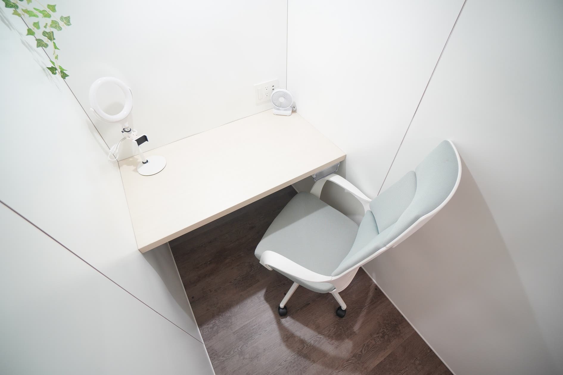 ＜ビズボ神田南口No.3＞【換気ファン付完全個室】神田駅徒歩2分🚃光回線Wi-Fi📶電源🔌テレワーク/作業の写真4