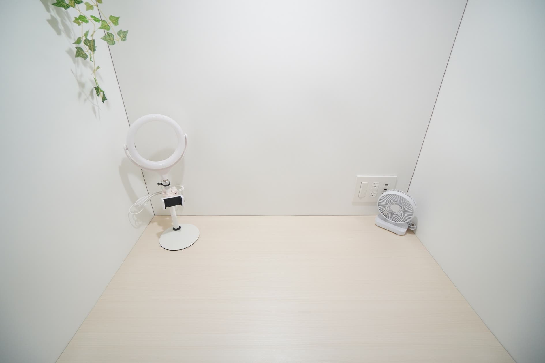 ＜ビズボ神田南口No.4＞【換気ファン付完全個室】神田駅徒歩2分🚃光回線Wi-Fi📶電源🔌テレワーク/作業の写真3