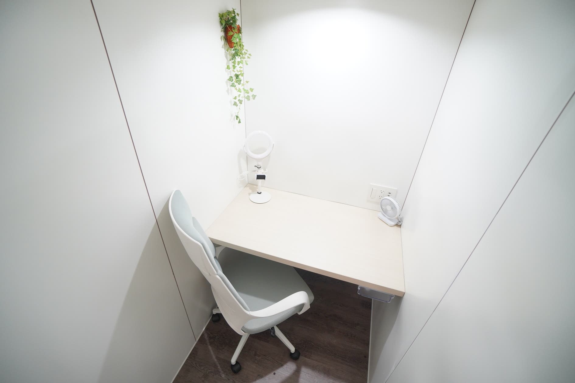 ＜ビズボ神田南口No.4＞【換気ファン付完全個室】神田駅徒歩2分🚃光回線Wi-Fi📶電源🔌テレワーク/作業の写真6