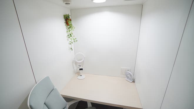 <ビズボ神田南口No.5>【換気ファン付完全個室】神田駅徒歩2分🚃光回線Wi-Fi📶電源🔌テレワーク/作業の写真5