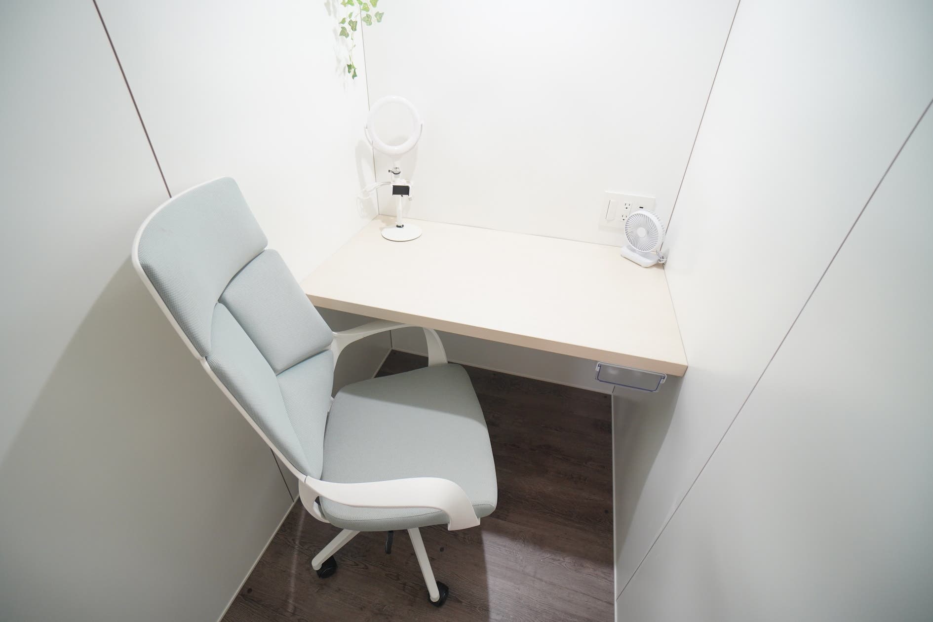 ＜ビズボ神田南口No.6＞【換気ファン付完全個室】神田駅徒歩2分🚃光回線Wi-Fi📶電源🔌テレワーク/作業の写真1