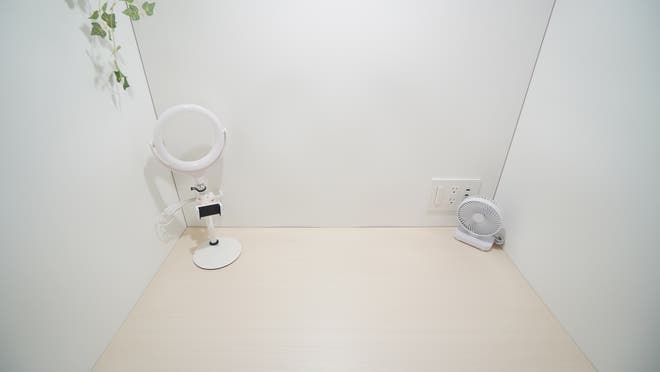 <ビズボ神田南口No.6>【換気ファン付完全個室】神田駅徒歩2分🚃光回線Wi-Fi📶電源🔌テレワーク/作業の写真3