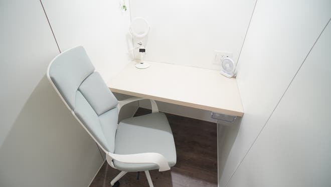 <ビズボ神田南口No.8>【換気ファン付完全個室】神田駅徒歩2分🚃光回線Wi-Fi📶電源🔌テレワーク/作業の写真1